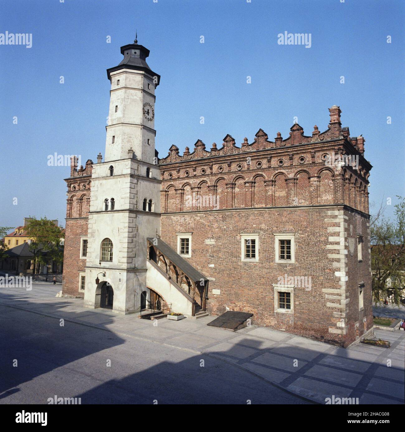 Sandomierz 05.1984. Zabytkowy gotycki budynek ratusza miejskiego, z XIV ...