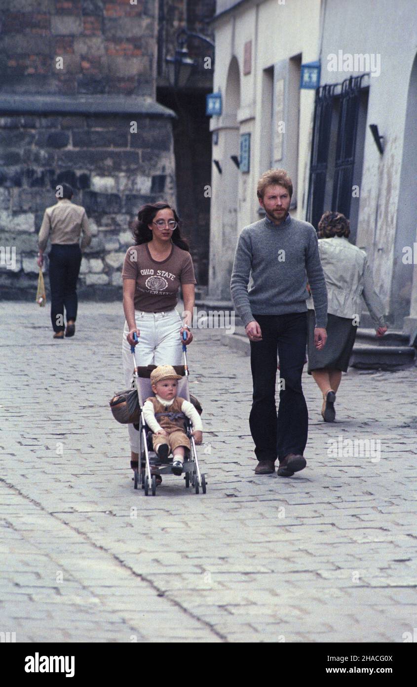 Lublin 05.1984. Rodzina z ma³ym dzieckiem. js PAP/Wojciech Kryñski ...