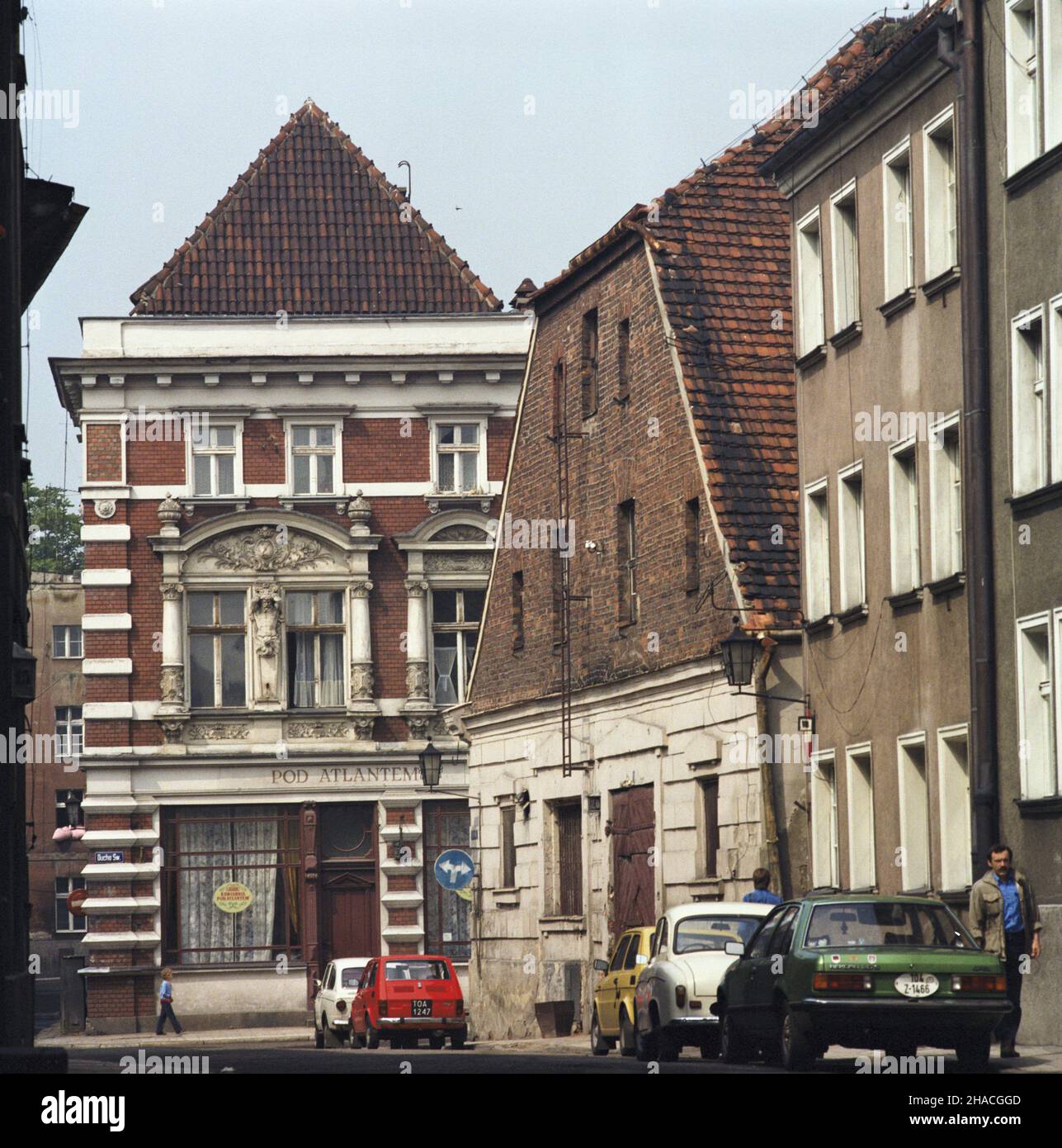 Toruñ 07.1984. Neobarokowa kamienica Pod Atlantem z 1890 roku przy ul ...