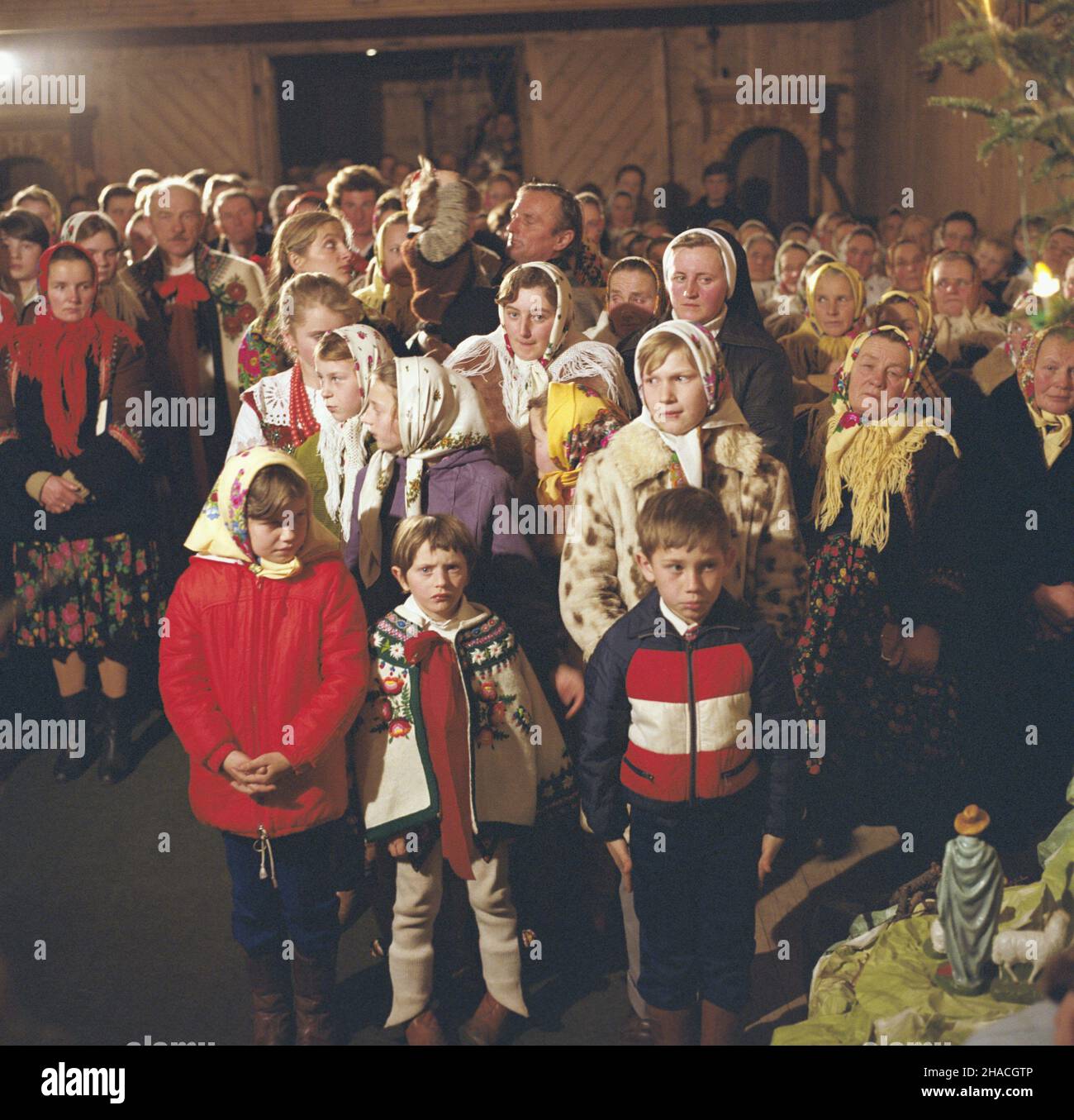 Witów 25.12.1984. Œwiêta Bo¿ego Narodzenia. Msza œwiêta po Wigilii - Pasterka w koœciele pw ...