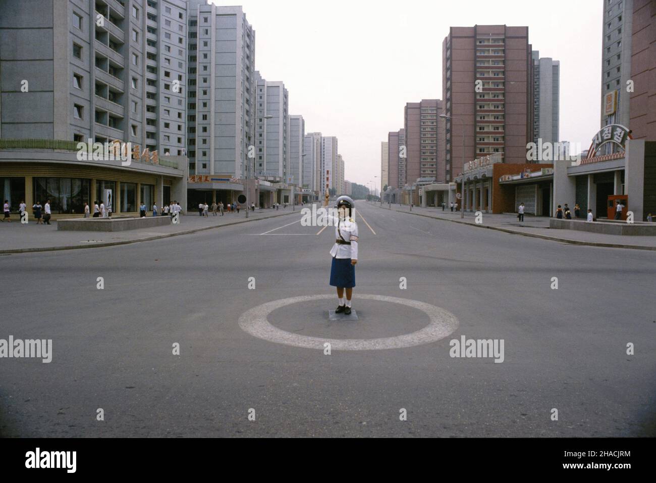 Korea Pó³nocna Phenian 09.1986. Milicjantka na skrzy¿owaniu. meg PAP ...