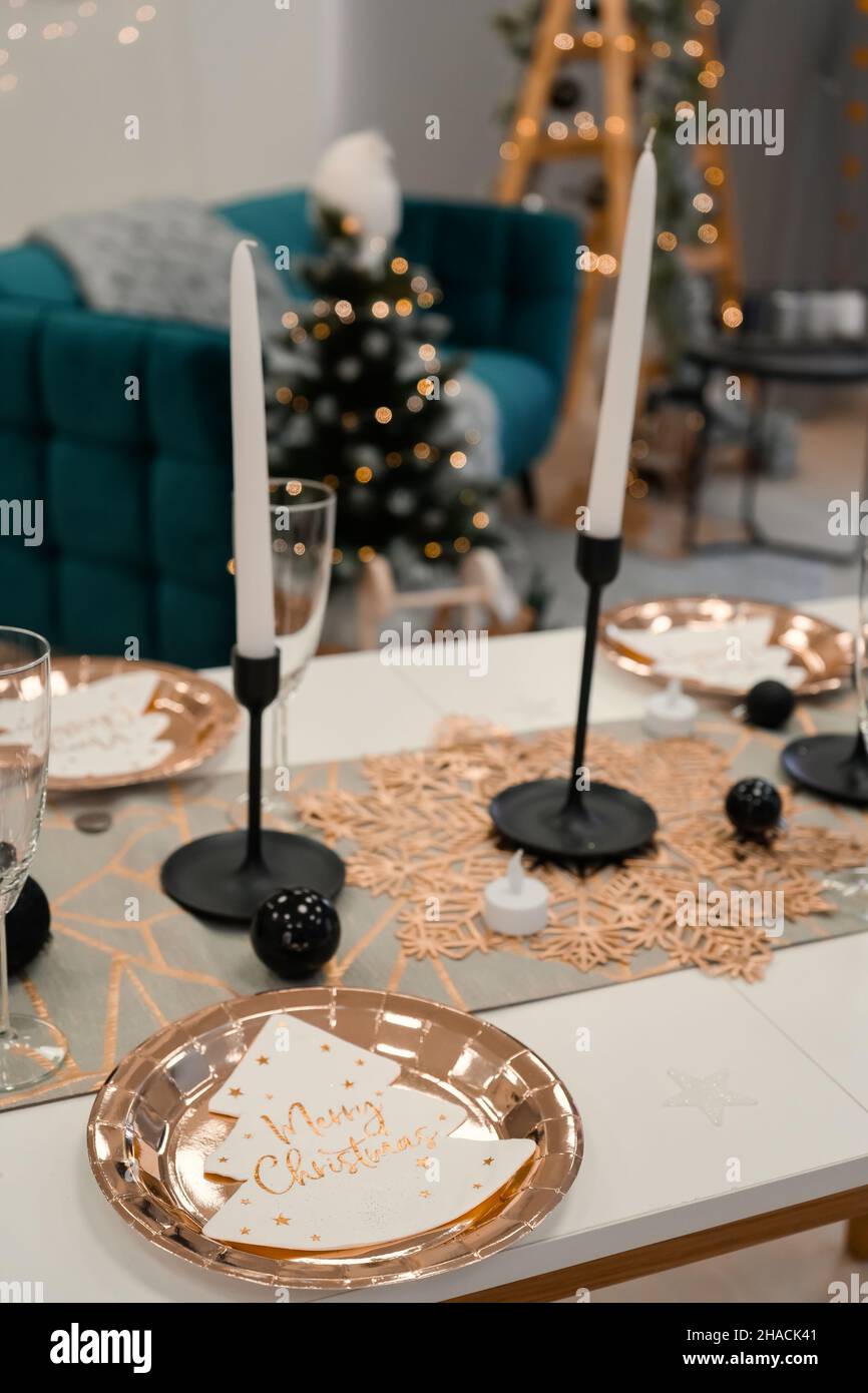 Christmas table setting with disposable plates and cups Stock Photo - Alamy