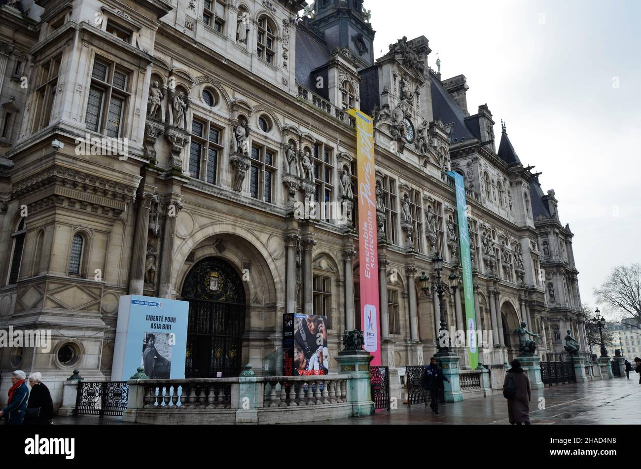 the facade of the city hall of Paris Stock Photo - Alamy