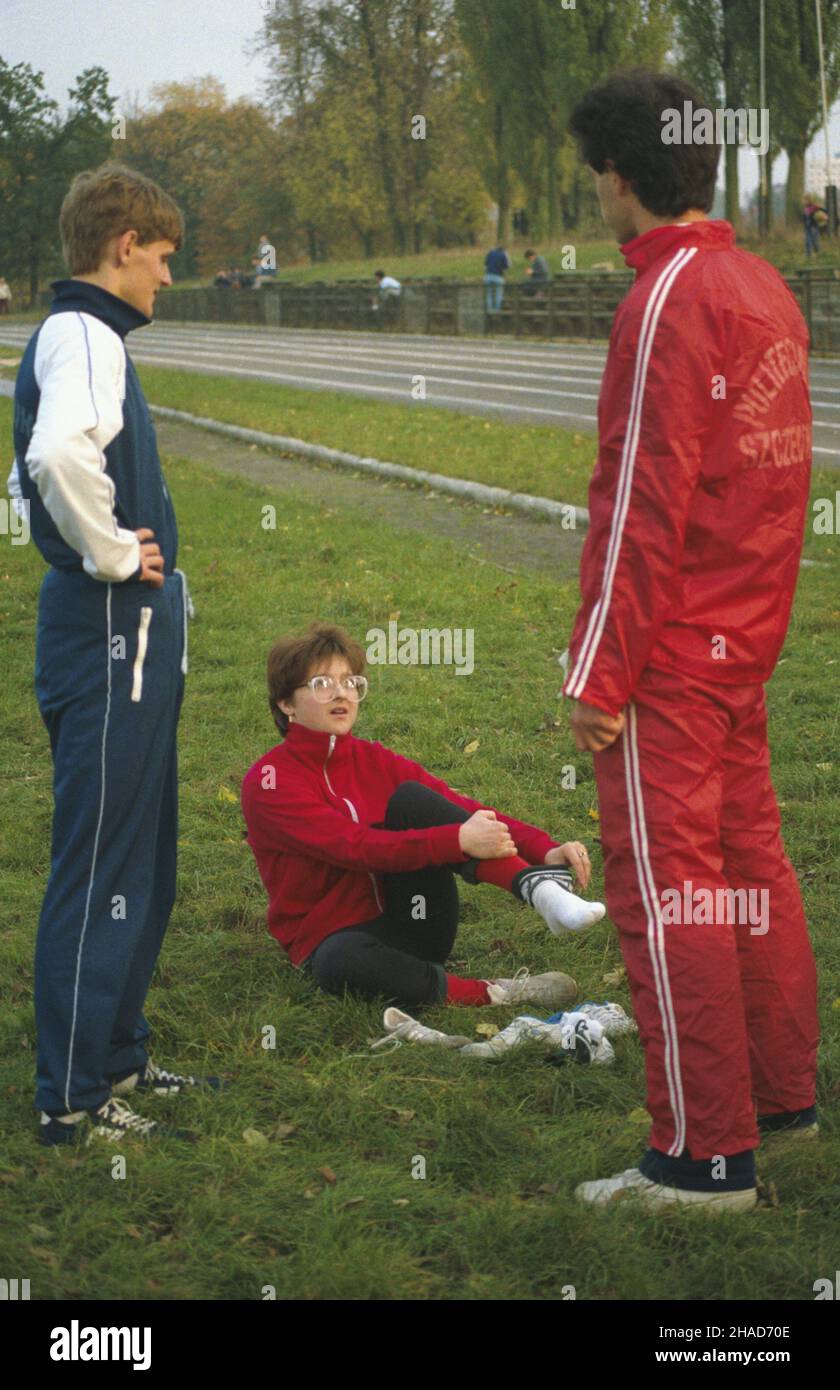 Szczecin 10.1988. Politechnika Szczeciñska. Nz. zajêcia sportowe. js ...