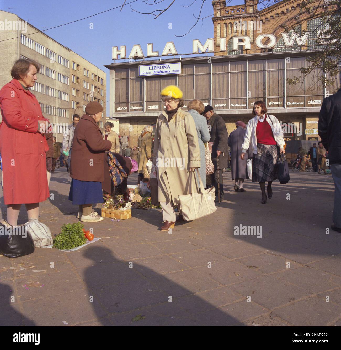 Warszawa 10.1988. Obiekt handlowy, XIX wieczne Hale Mirowskie przy pl ...