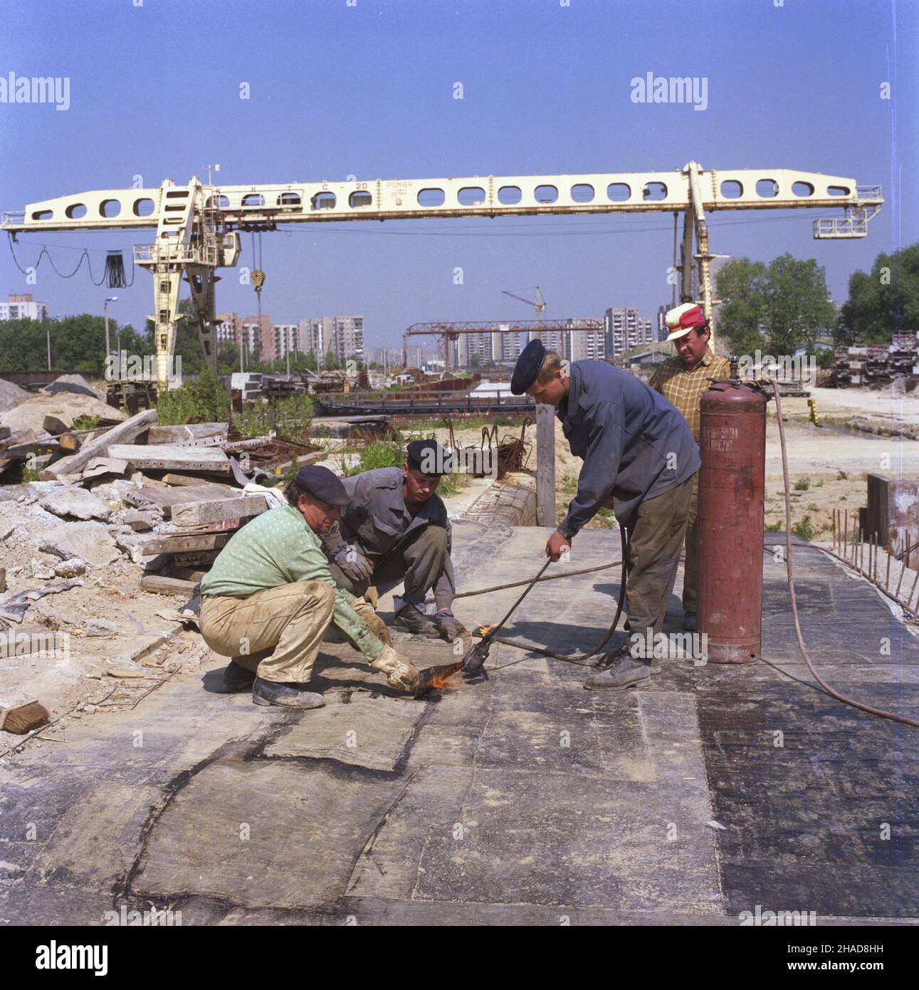Warszawa 05.1989. Na budowie I linii metra pracuj¹ junacy obrony ...