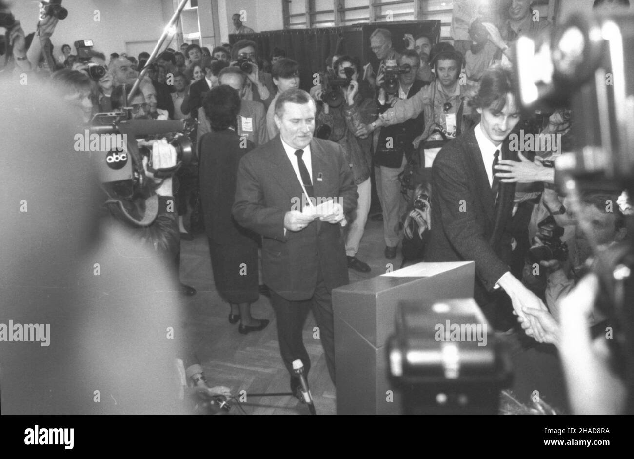 Gdañsk 1989-06-04. Wybory do Sejmu i Senatu. Nz: w lokalu Obwodowej ...
