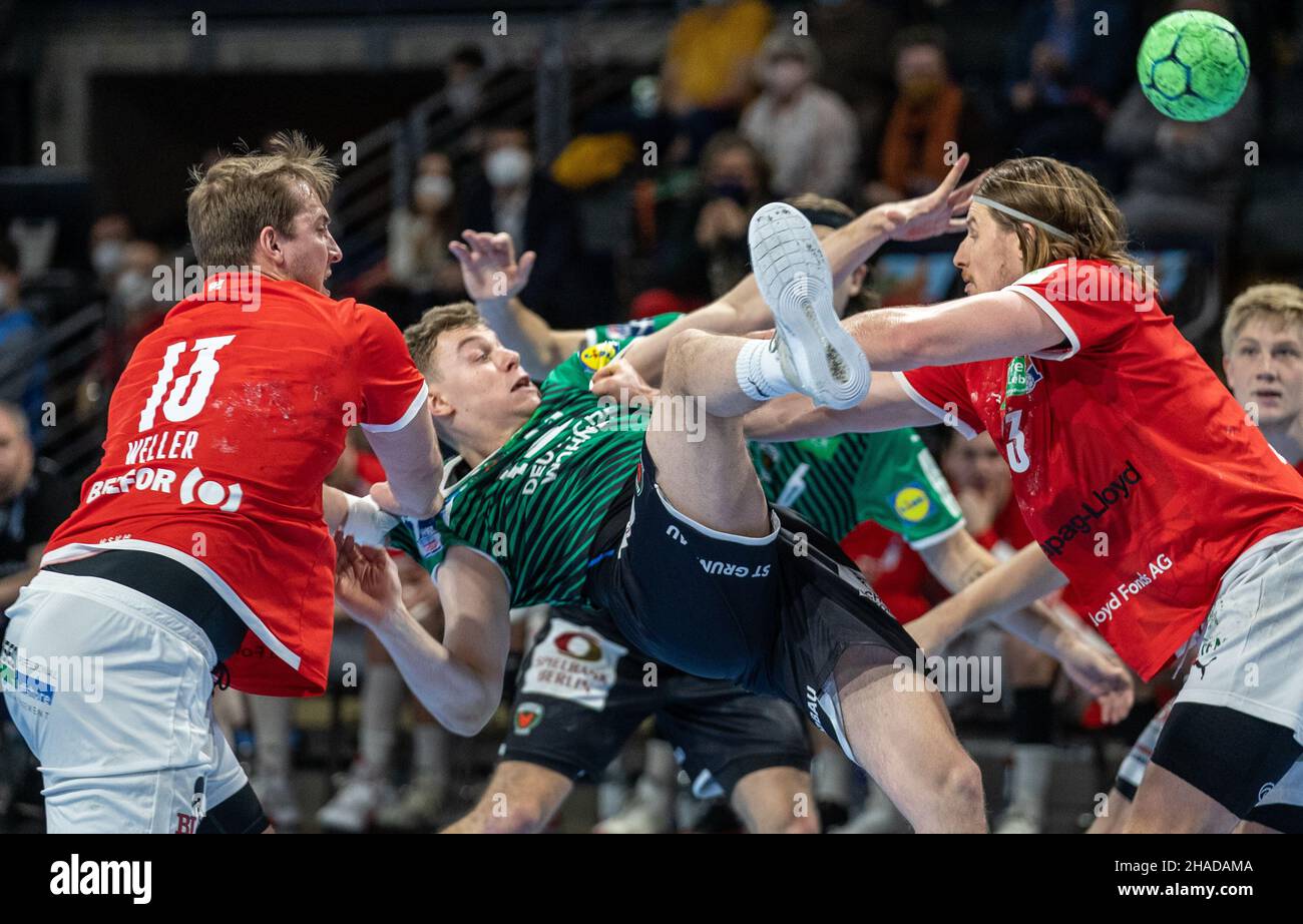 12 December 2021, Berlin: Handball: Bundesliga, Füchse Berlin - HSV ...