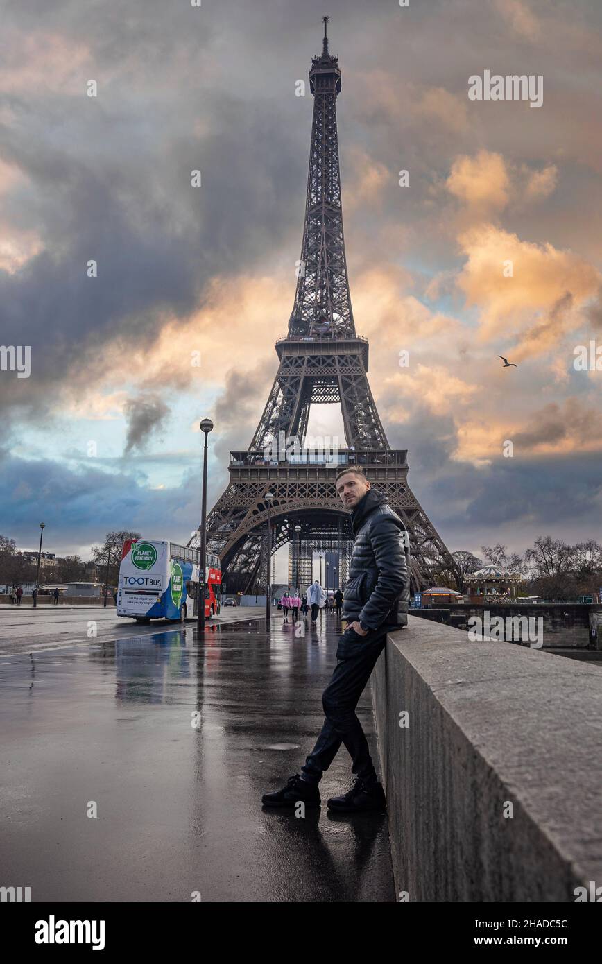 Paris skyline eiffel tower young hi-res stock photography and images ...