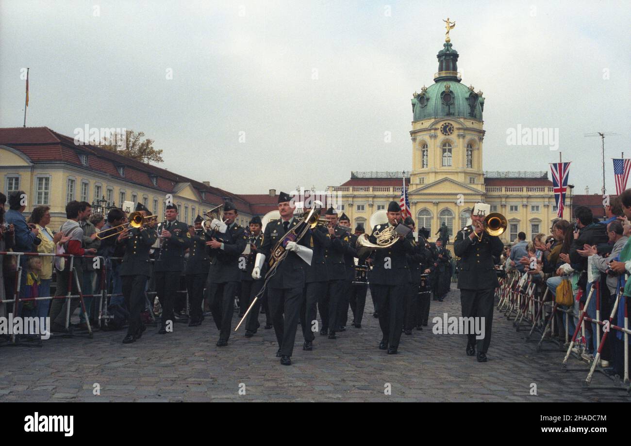 Niemcy Berlin 02.10.1990. Zjednoczenie Niemiec. Nz. plac przed pa³acem ...