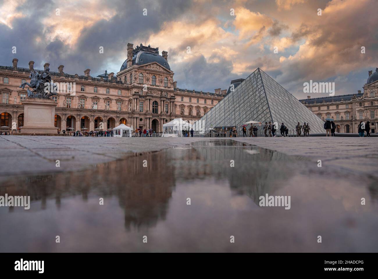 beautiful Louvre. People rushing around the museum Stock Photo - Alamy
