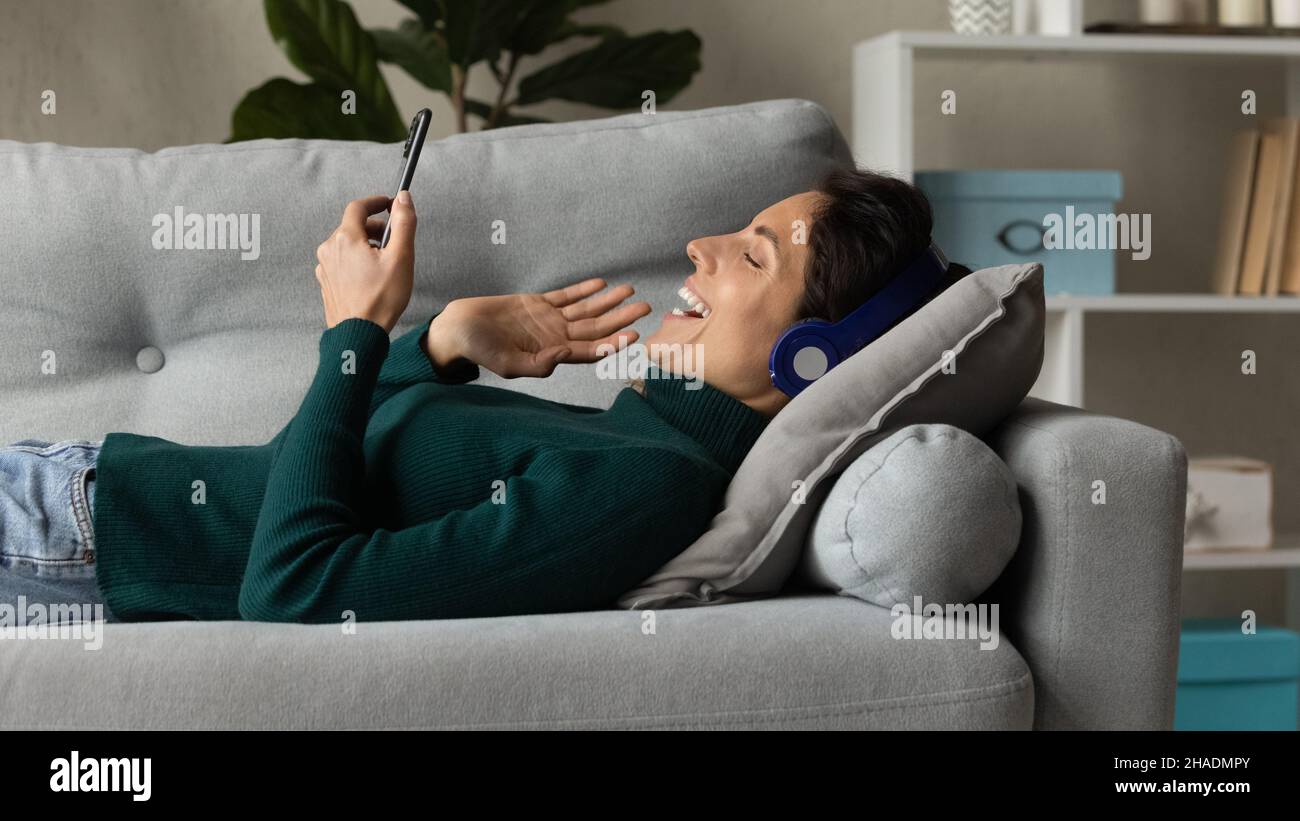 Greeting cell hi-res stock photography and images - Alamy