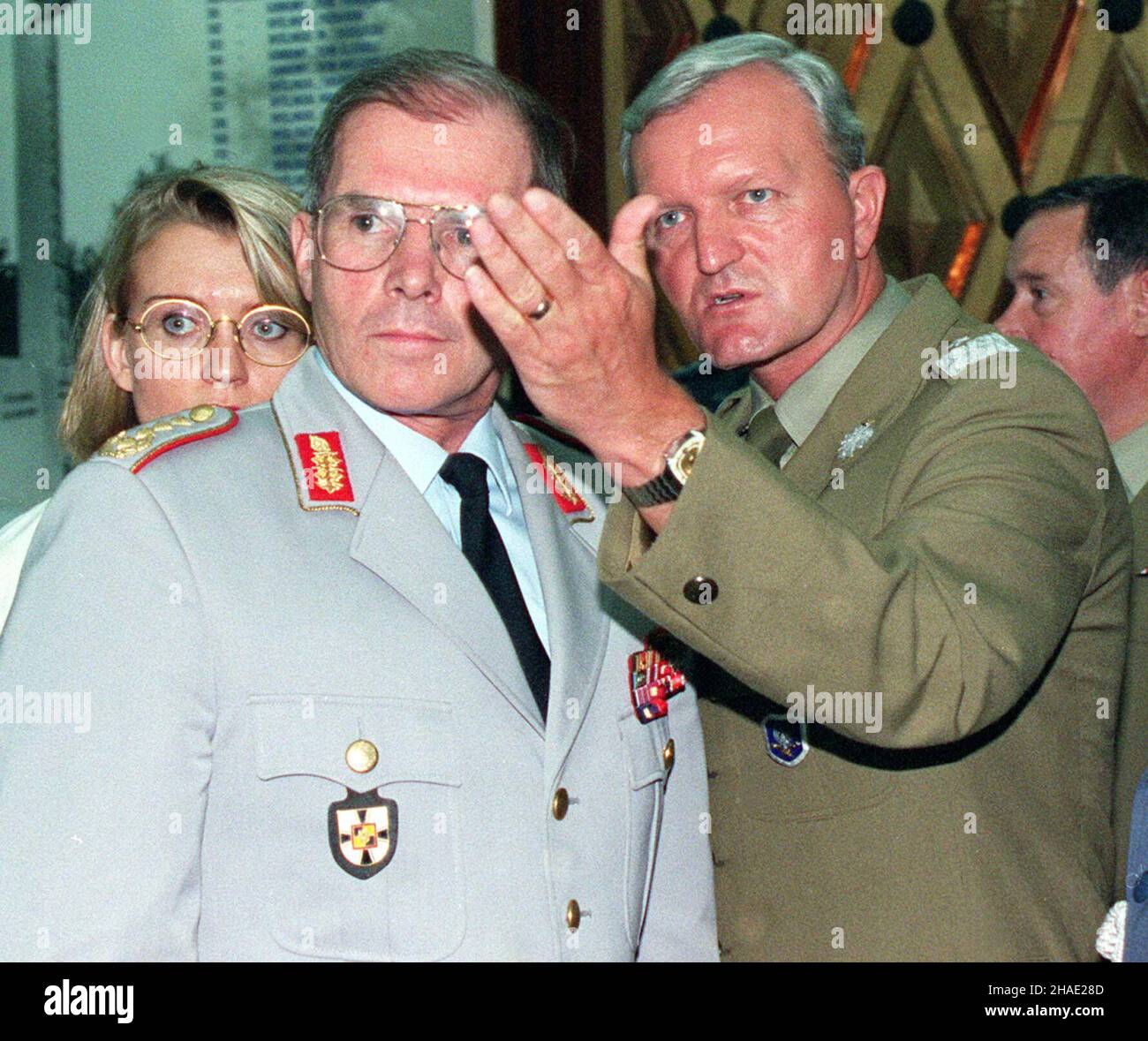 Poznañ, 19.07.1995. G³ówny Inspektor Bundeswehry genera³ Klaus Naumann ...