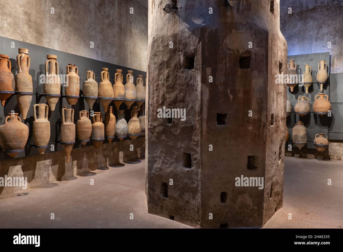 Amphoras hi-res stock photography and images - Alamy