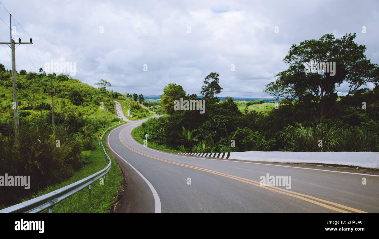 Horizon curved highway road green hi-res stock photography and images ...