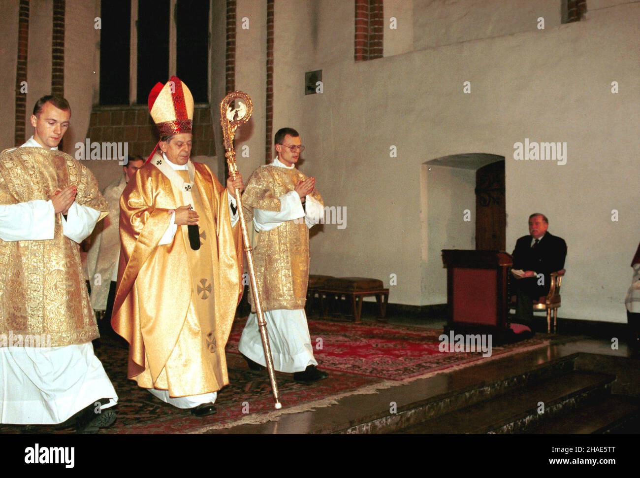 Warszawa, 12.12.1995. Biskupi polscy i niemieccy podczas mszy œwiêtej ...