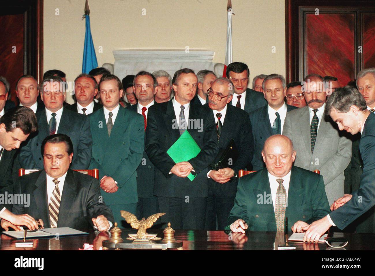 Warszawa, 18.12.1995. Premier Ukrainy Jewhen Marczuk (siedzi-L) i ...