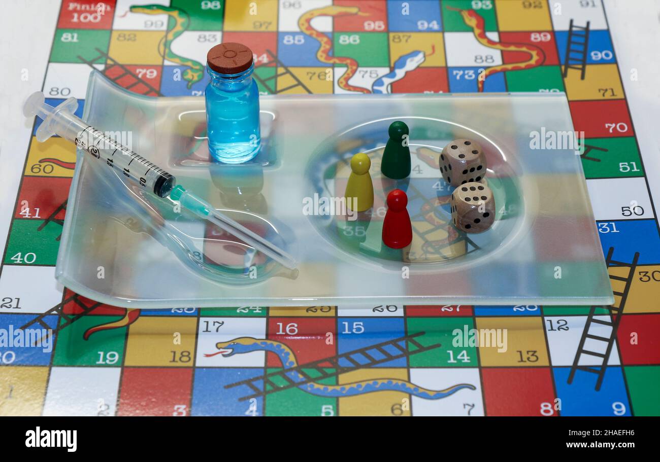 Snakes and ladders board game hi-res stock photography and images - Alamy