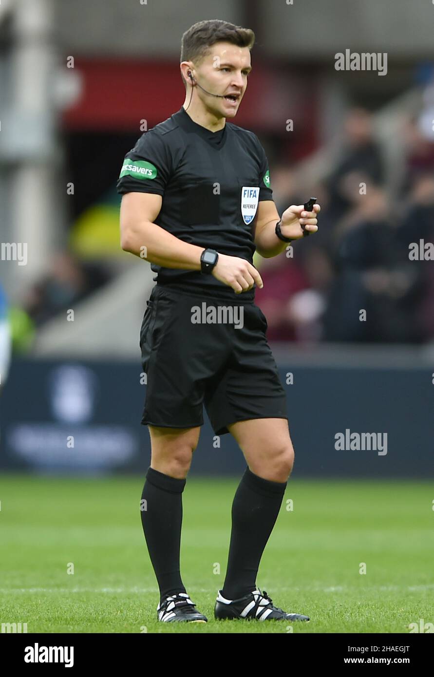 Nick walsh referee hi-res stock photography and images - Alamy
