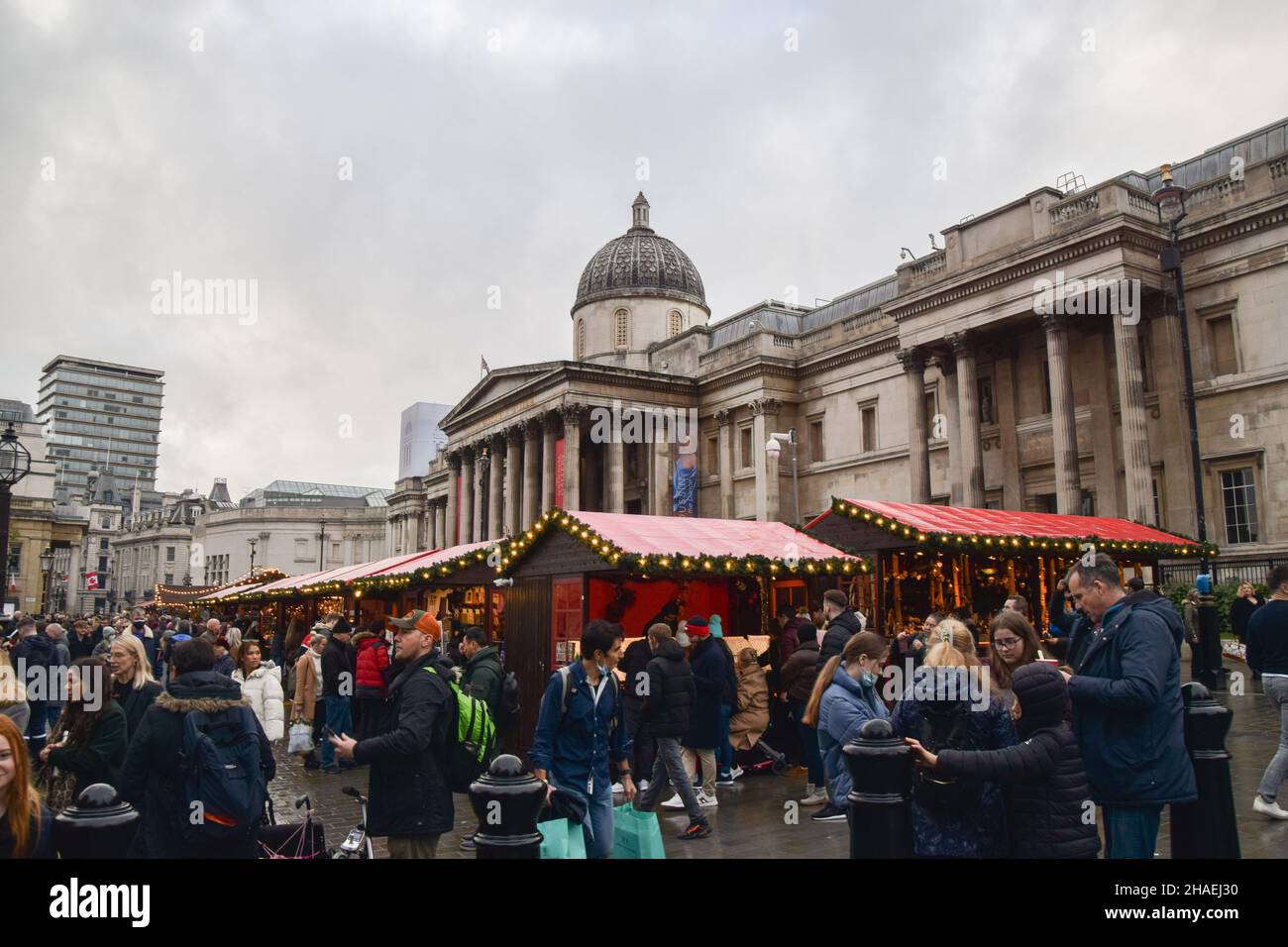 People visit the Christmas market in Trafalgar Square. (Photo by Vuk ...