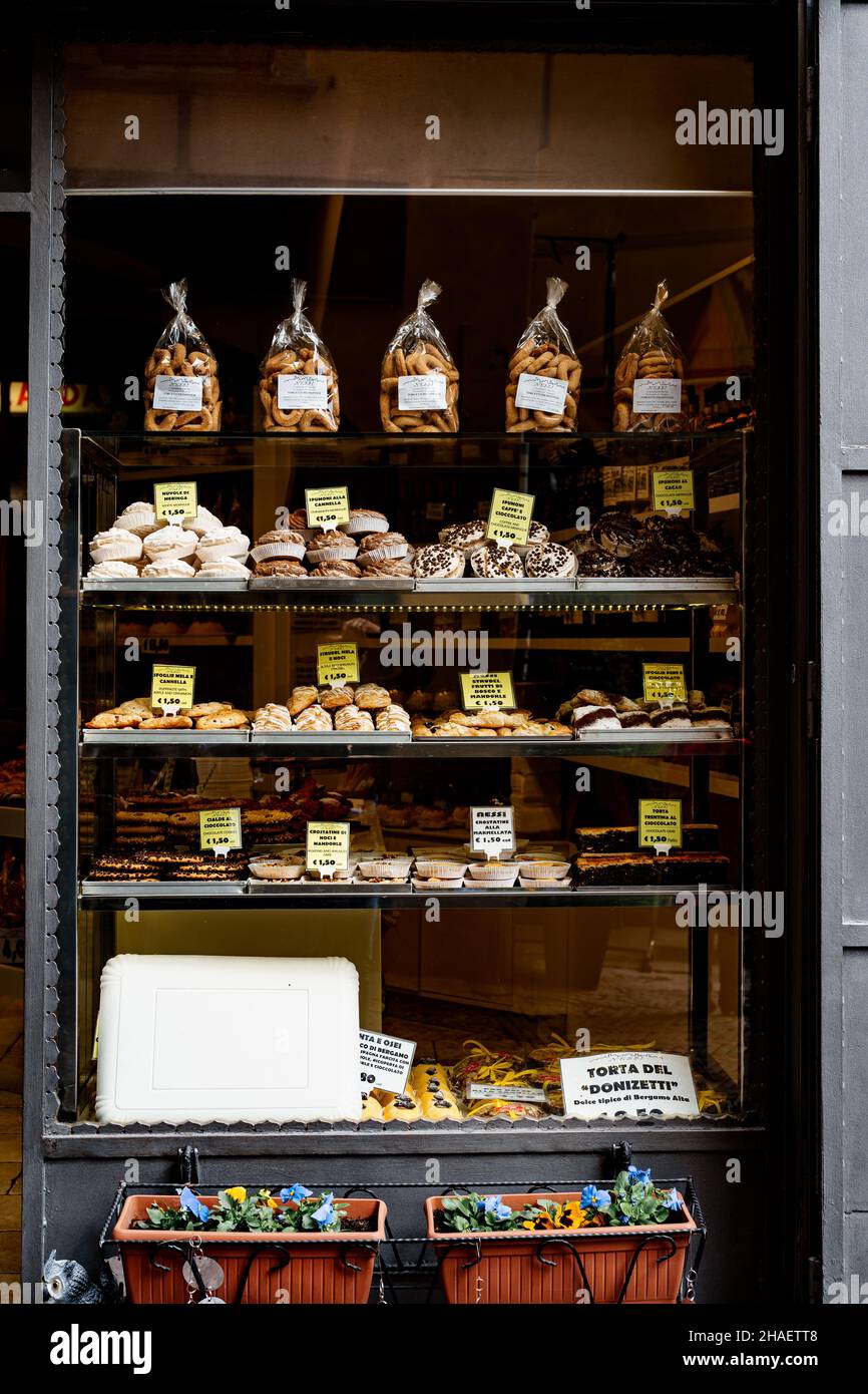 Shelves with various cakes in the pastry store Stock Photo - Alamy