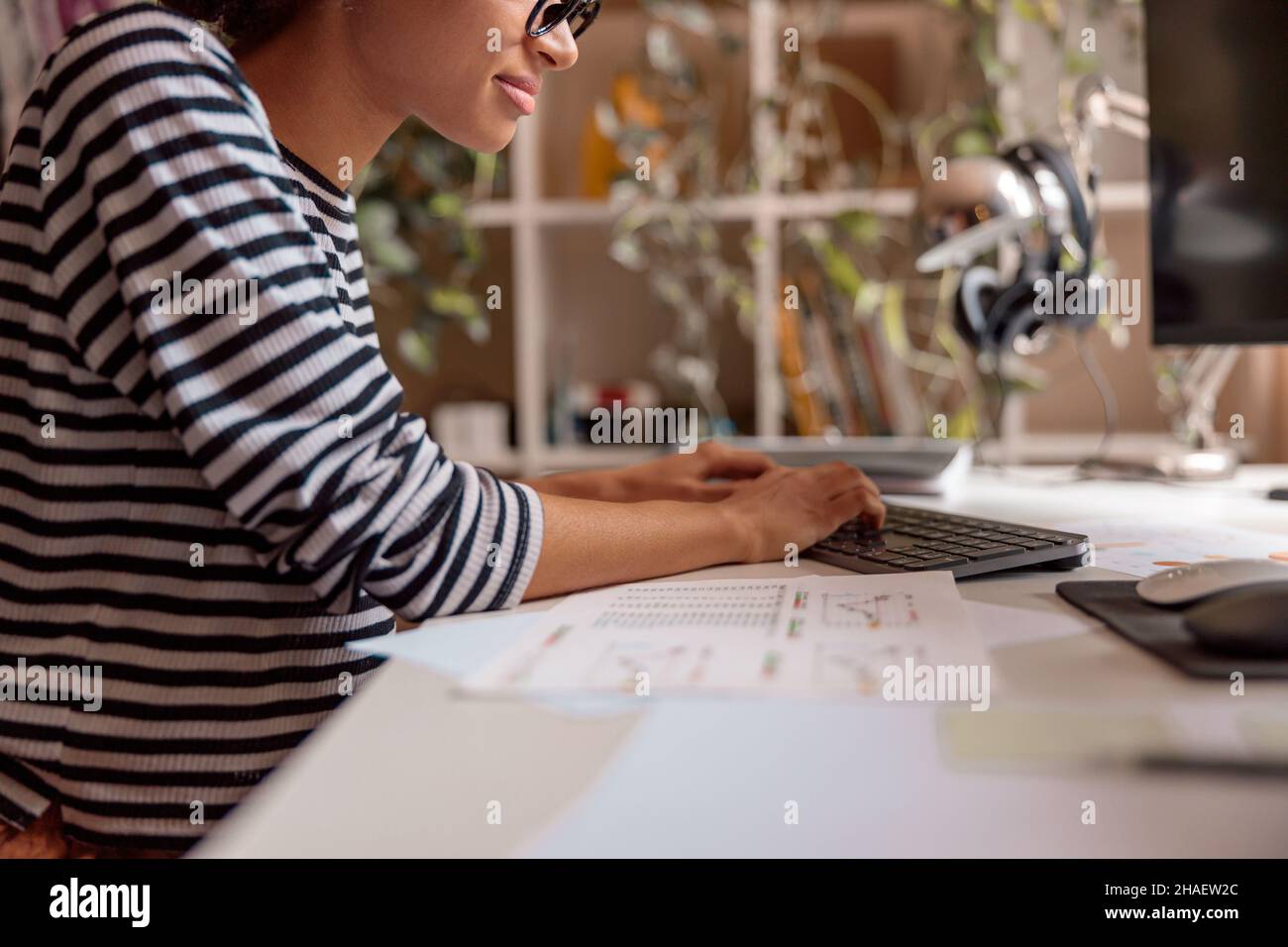 Woman type computer hi-res stock photography and images - Alamy