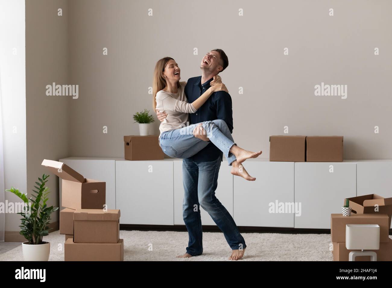 Hug lift couple hi-res stock photography and images - Alamy