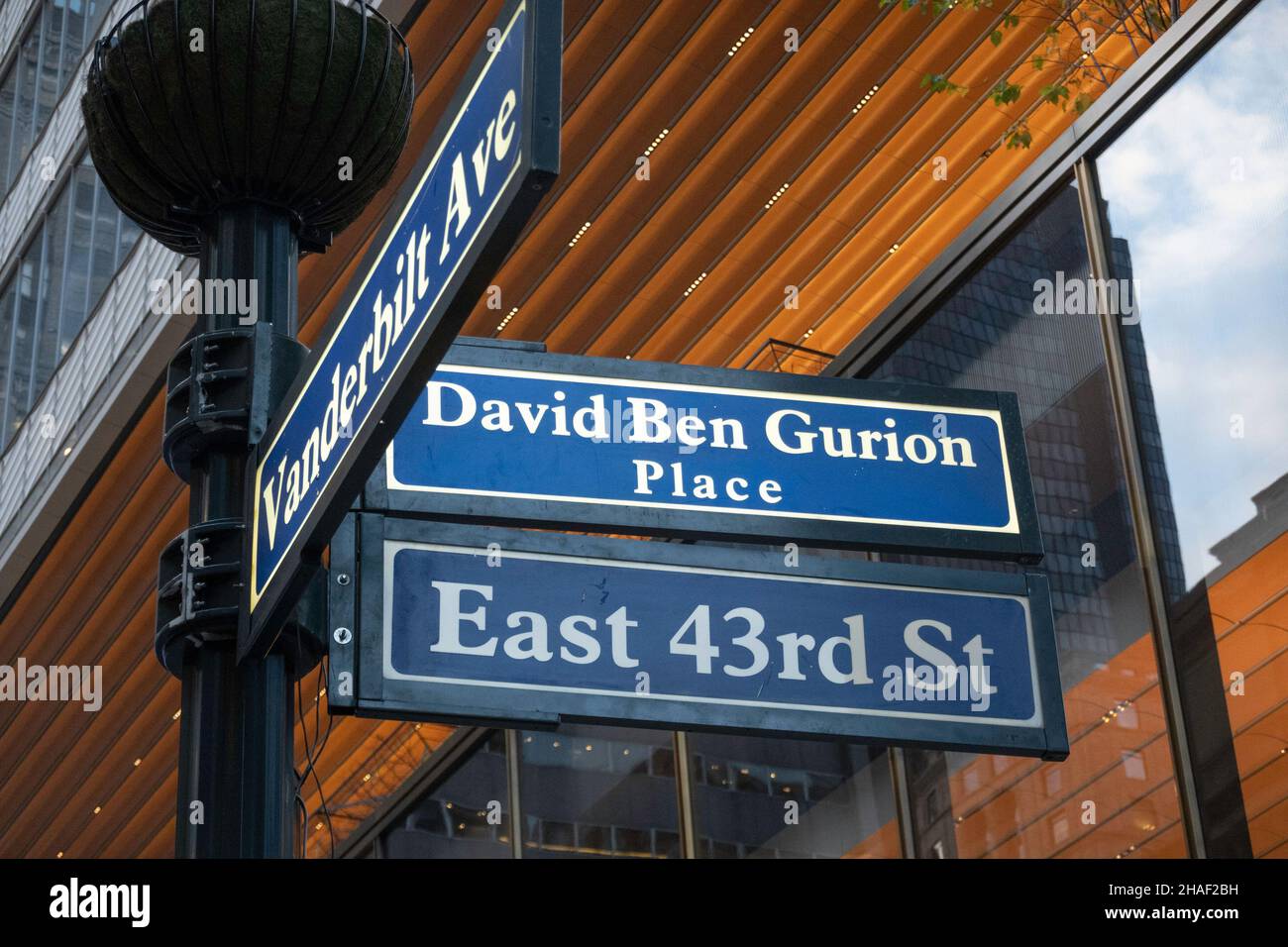 Signpost at the intersection of Vanderbilt Ave and East 43rd St in New ...