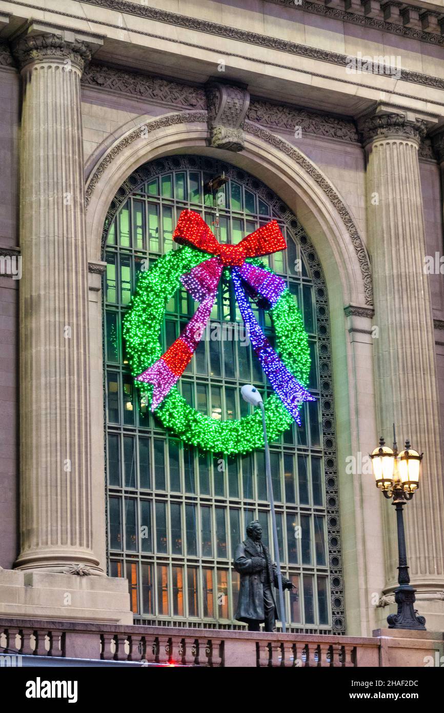 Holiday wreath decorates the front of Grand Central Terminal during the ...