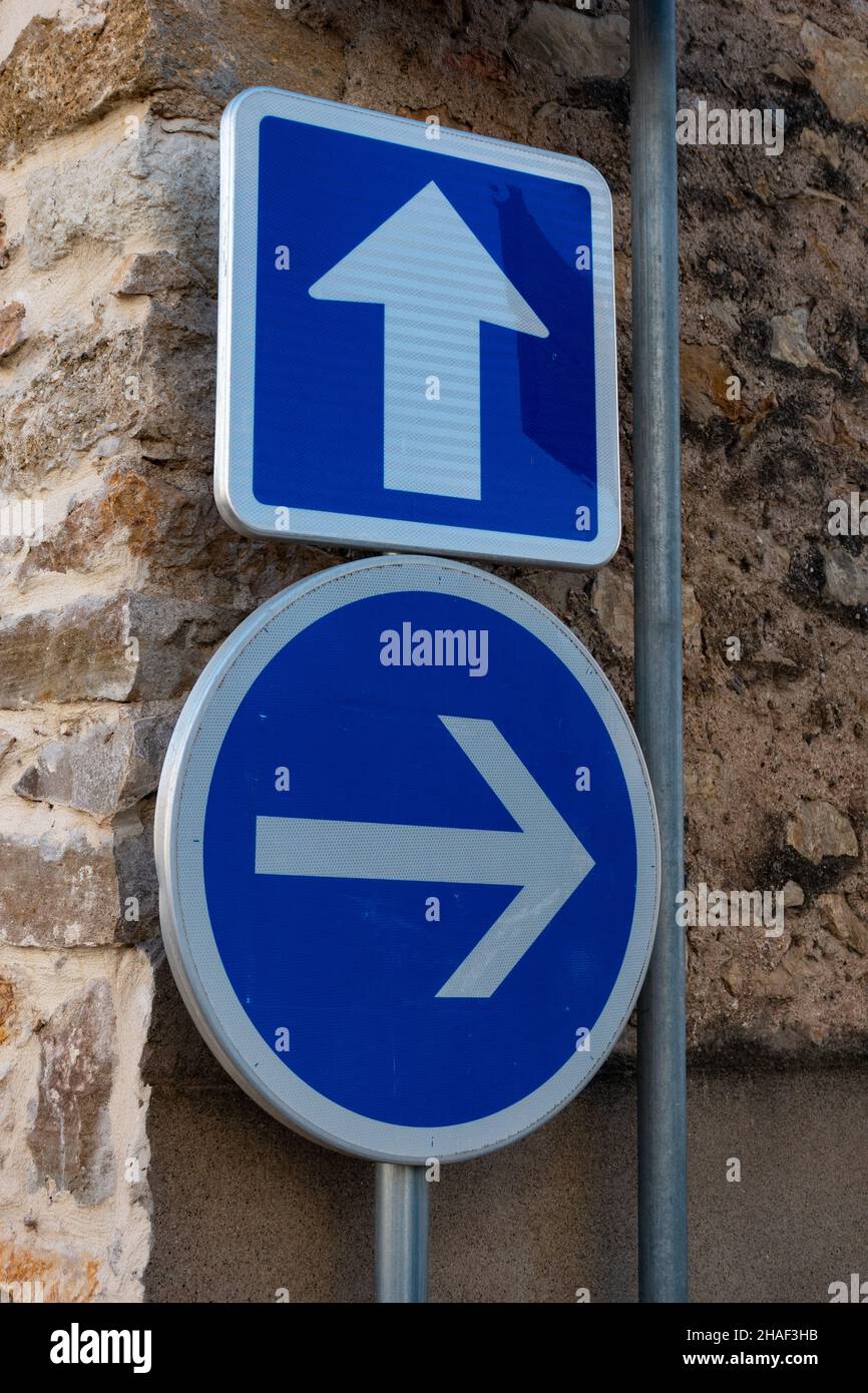 Straight on and right turn arrow hi-res stock photography and images ...