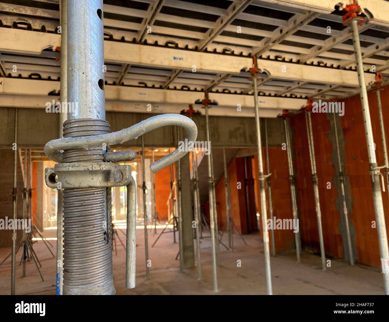 An open space full of slabs formwork jack Stock Photo - Alamy