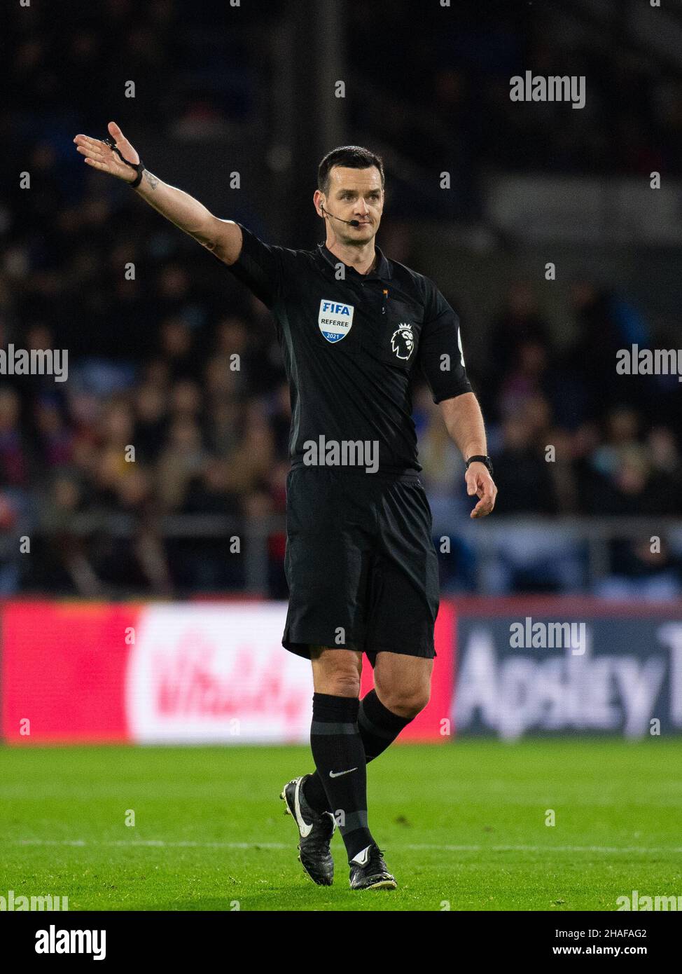 Referee andy madley hi-res stock photography and images - Alamy