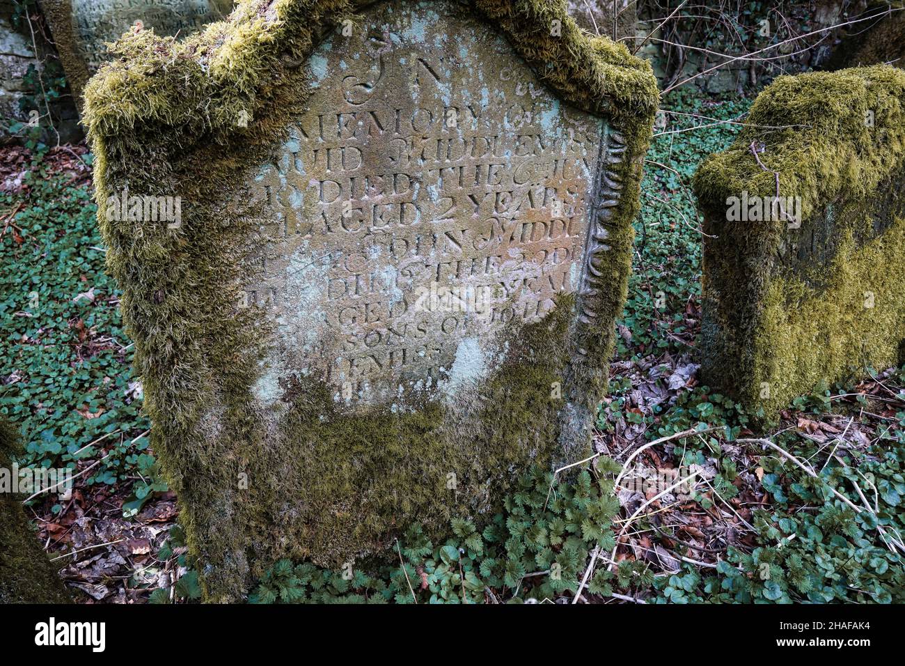 Old tombstone with moss hi-res stock photography and images - Alamy