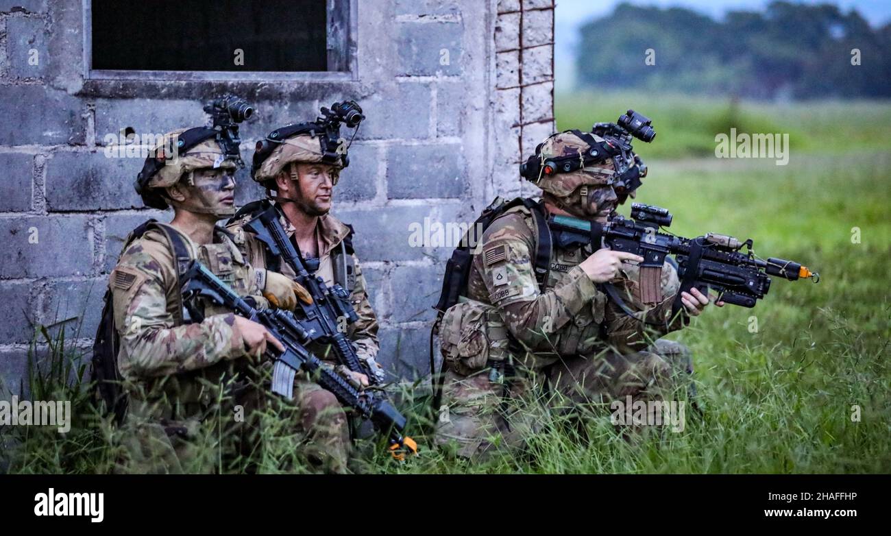 Soldiers from Bulldog Company, 1st Battalion, 187th Infantry Regiment ...