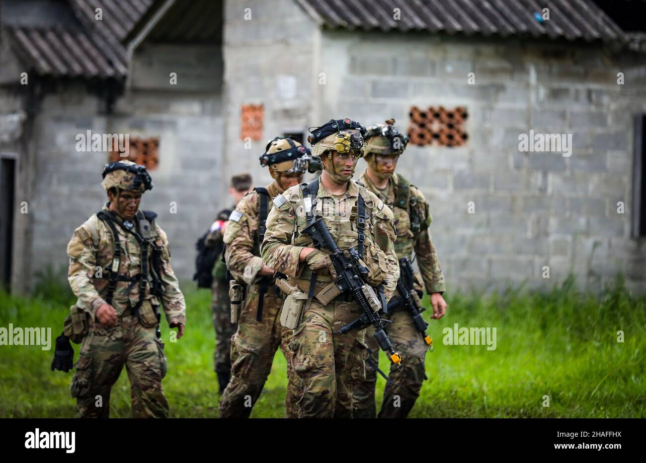 Soldiers from Bulldog Company, 1st Battalion, 187th Infantry Regiment ...
