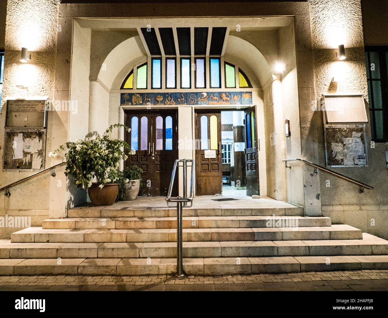 Entrance to the Great Synagogue of Tel Aviv by night Stock Photo - Alamy