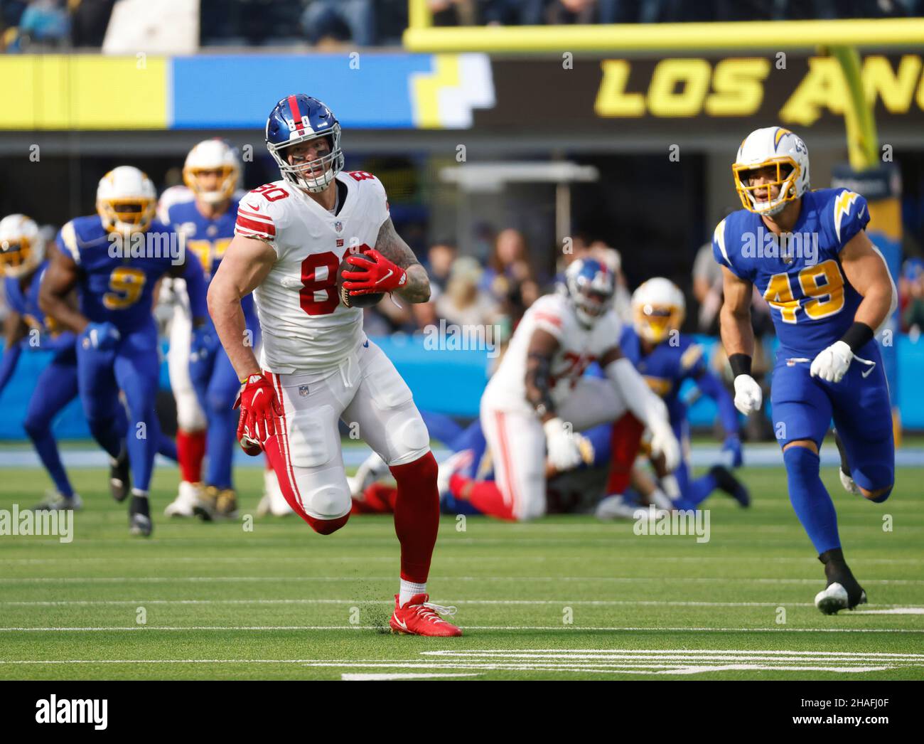 December 12, 2021 New York Giants tight end Kyle Rudolph (80) carries ...