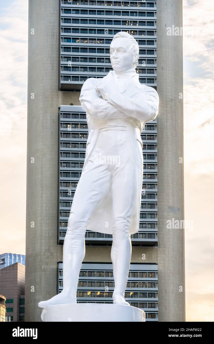 Statue of Sir Stamford Raffles along Singapore River Stock Photo - Alamy
