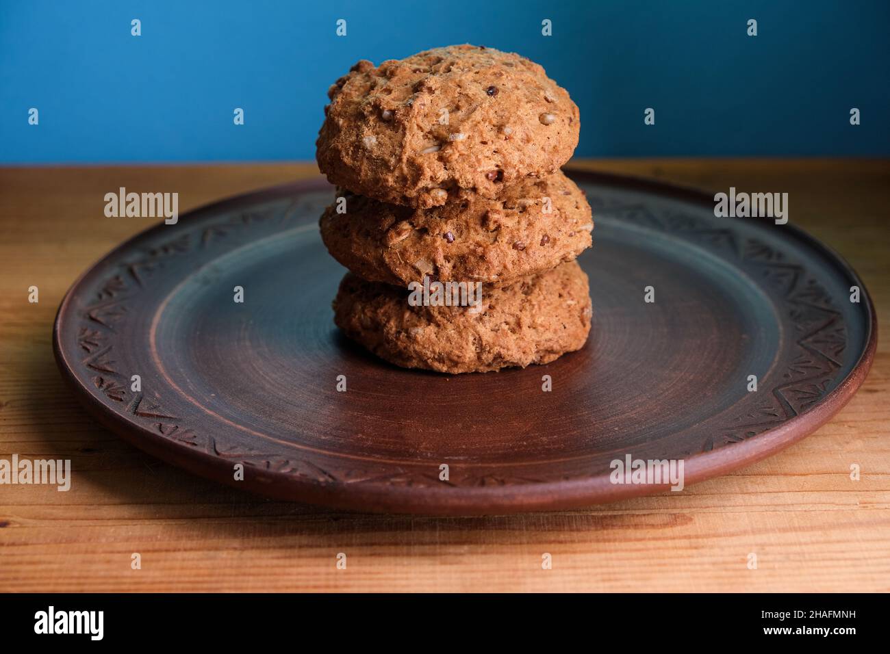 Still life with gingerbread cookies in a clay plate Stock Photo - Alamy