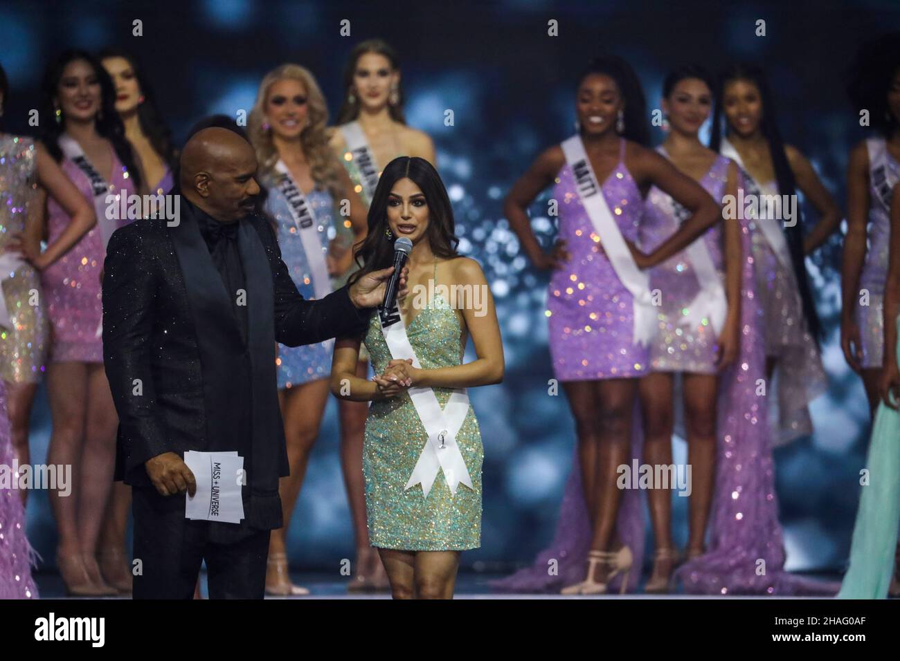 Eilat, Israel. 13th Dec, 2021. Steve Harvey (L) speaks to Miss India ...
