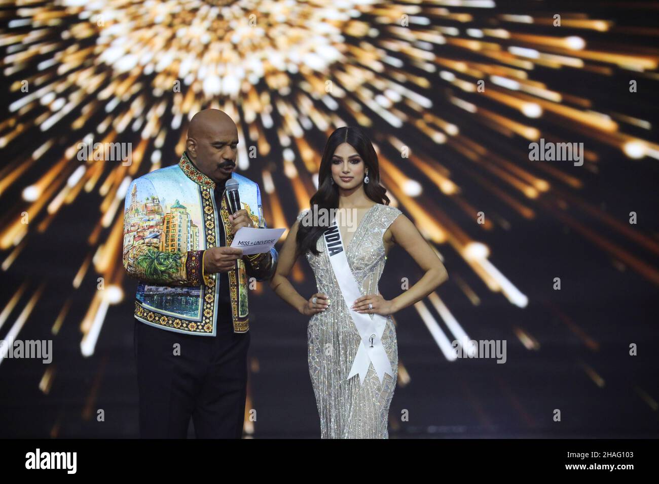 Eilat, Israel. 13th Dec, 2021. Host Steve Harvey (L) speaks with Miss ...