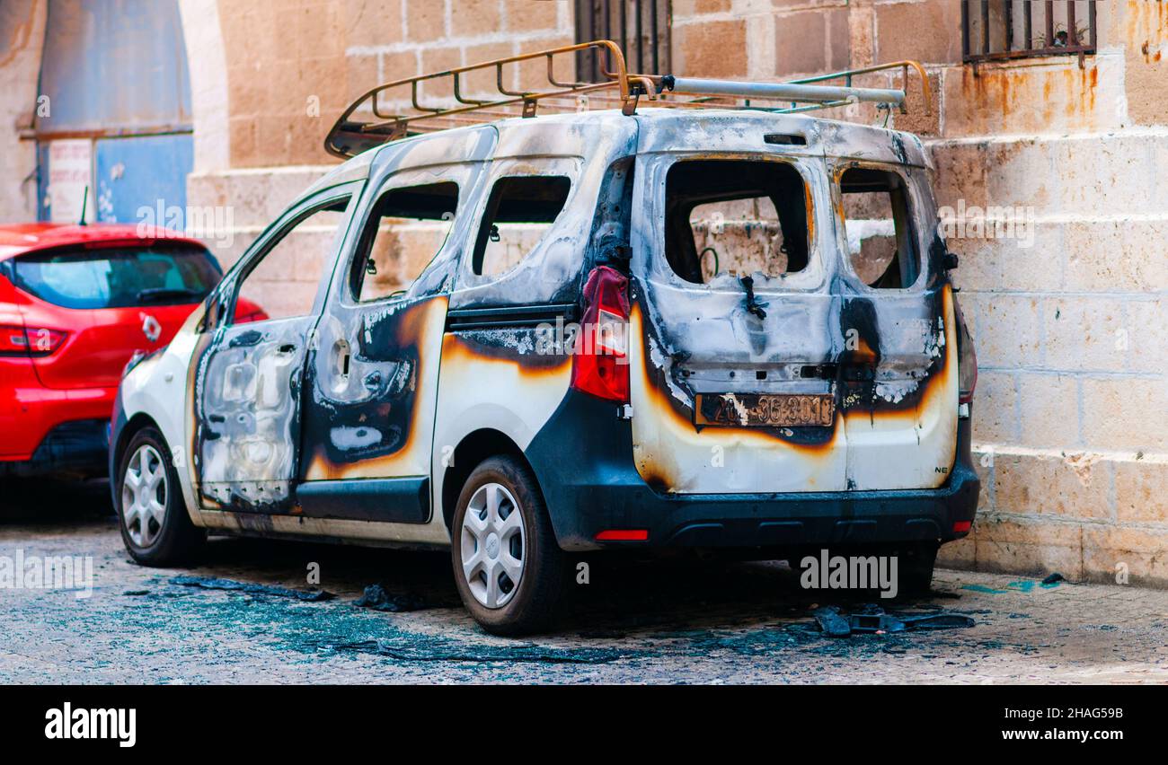 The remains of a burnt out car hi-res stock photography and images - Alamy