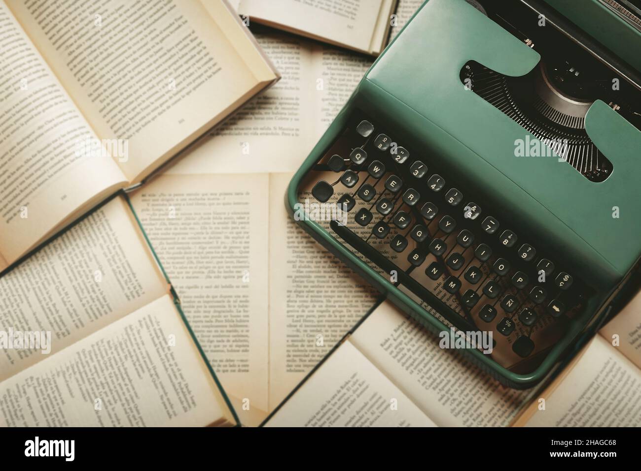 Old typewriter with paper and books hi-res stock photography and images ...