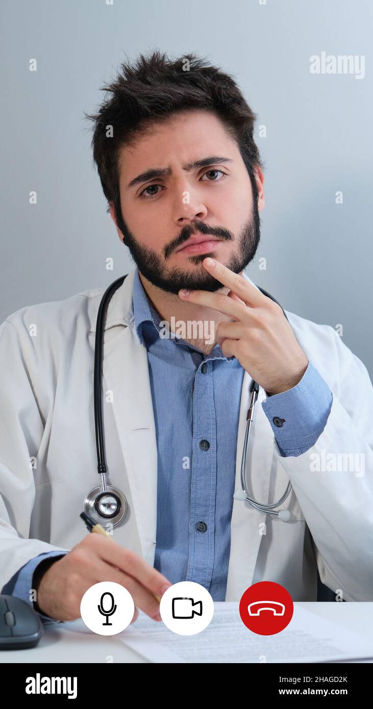Doctor thinking computer hi-res stock photography and images - Alamy