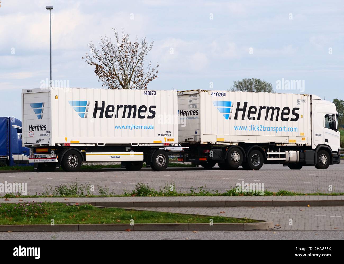 Hermes delivery truck hi-res stock photography and images - Alamy