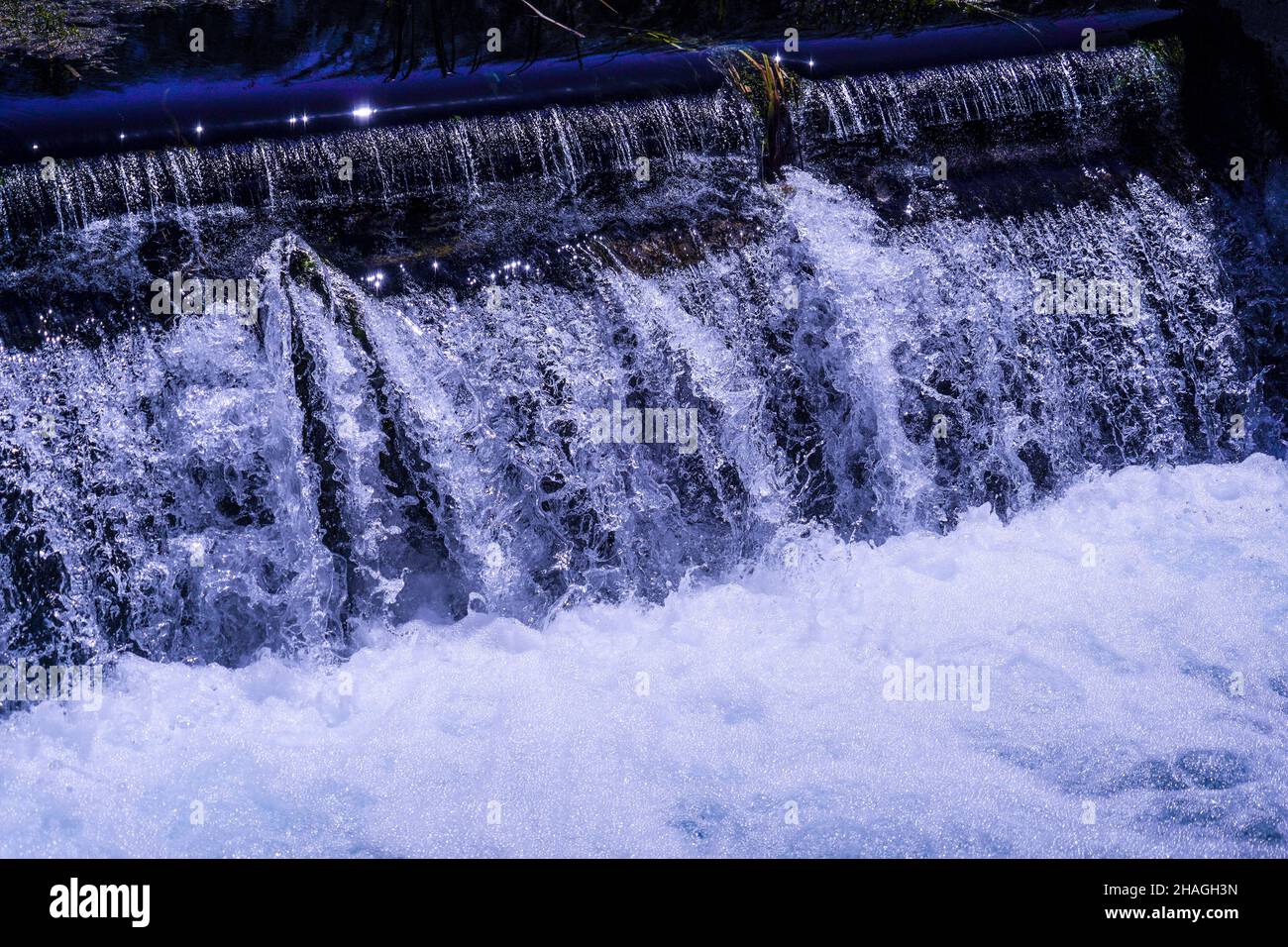 High speed photography (action freezing) of water flowing over a ledge ...