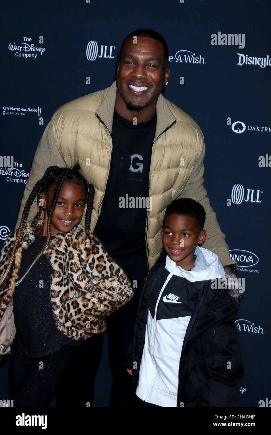 LOS ANGELES - DEC 7: Antonio Gates, children at the Galaxy of Wishes ...