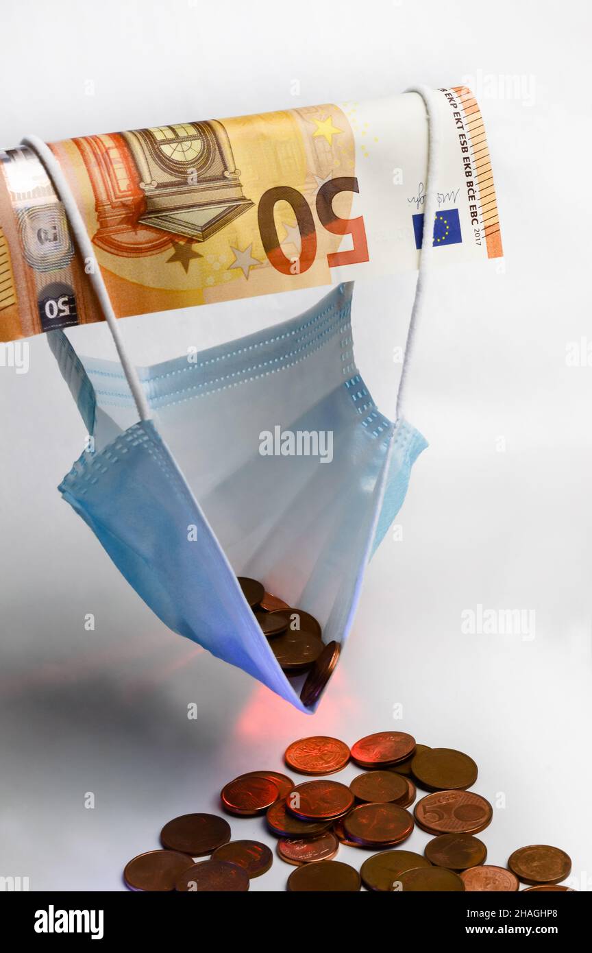 The economic effect of the pandemic - A 50 euro banknote holds up a ...