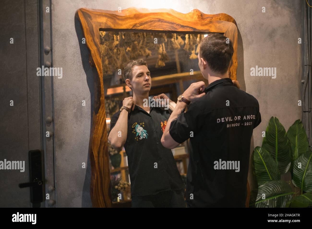 Man reflection mirror standing hi-res stock photography and images - Alamy
