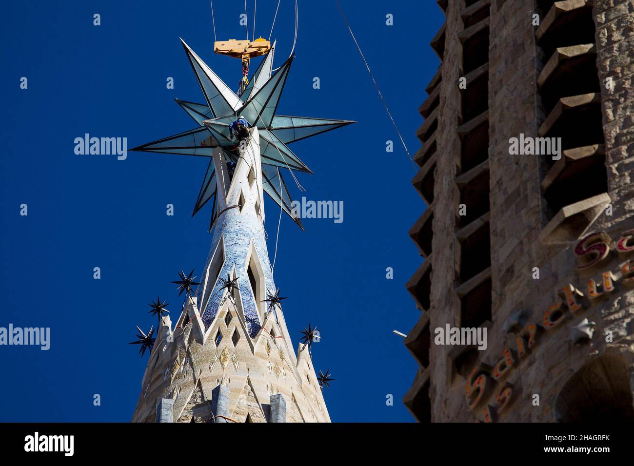 Installation of the star that crowns the Maria tower of the Sagrada ...